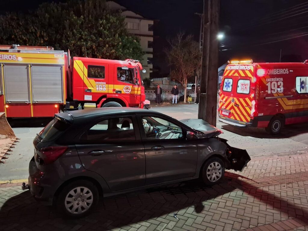 Mulher de 46 anos morre após bater carro em poste, na região | » Tribuna da Fronteira